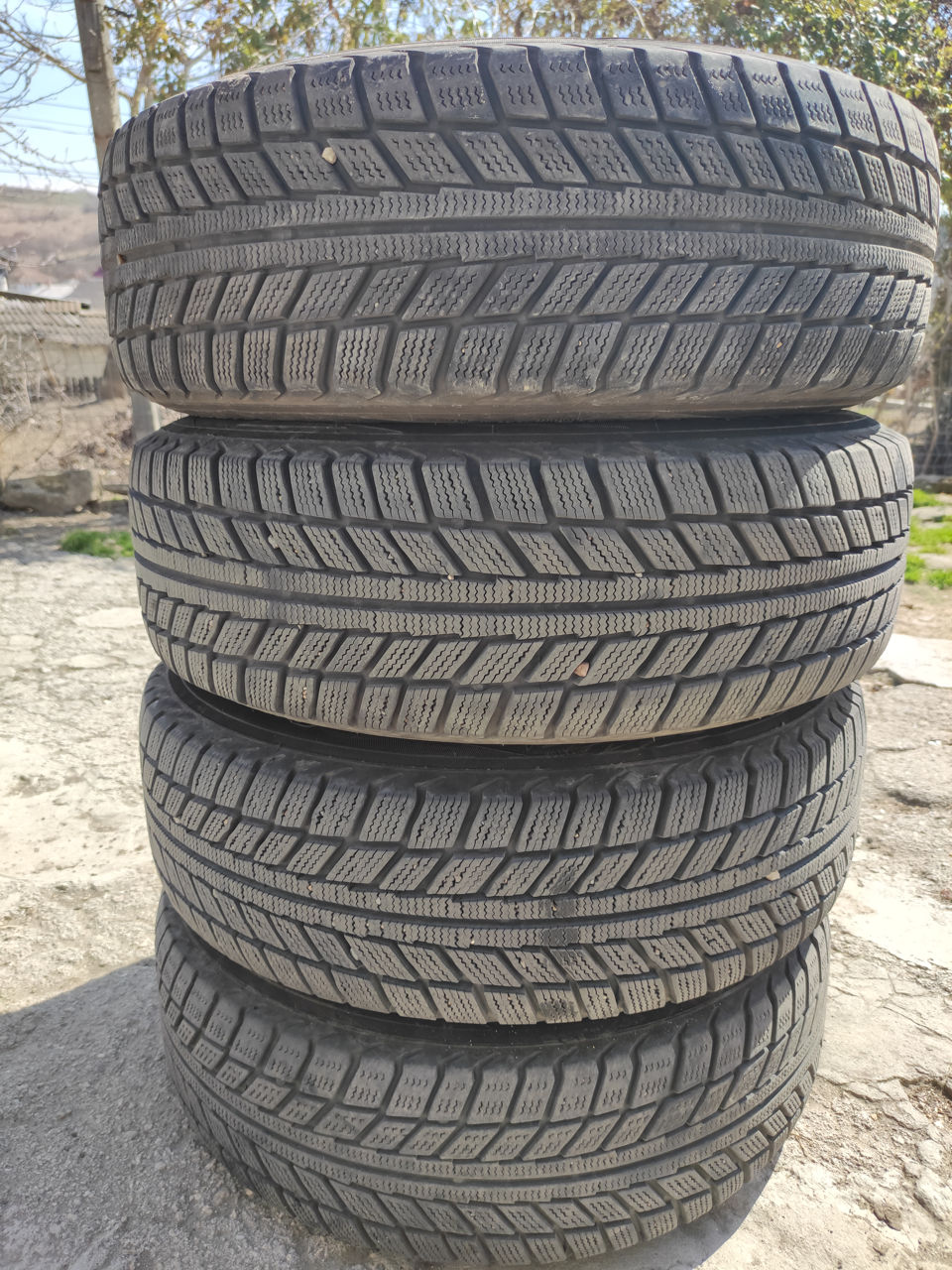 Toyota originale tot cu dacicuri,cauciucurile sunt Belshina 195/65 m+s*