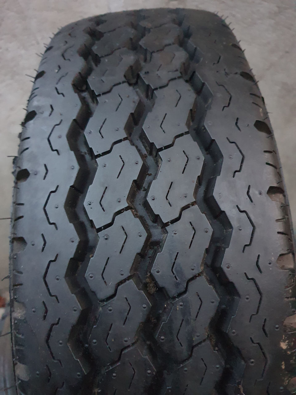 195/70/ R15-c- Bridgestone.