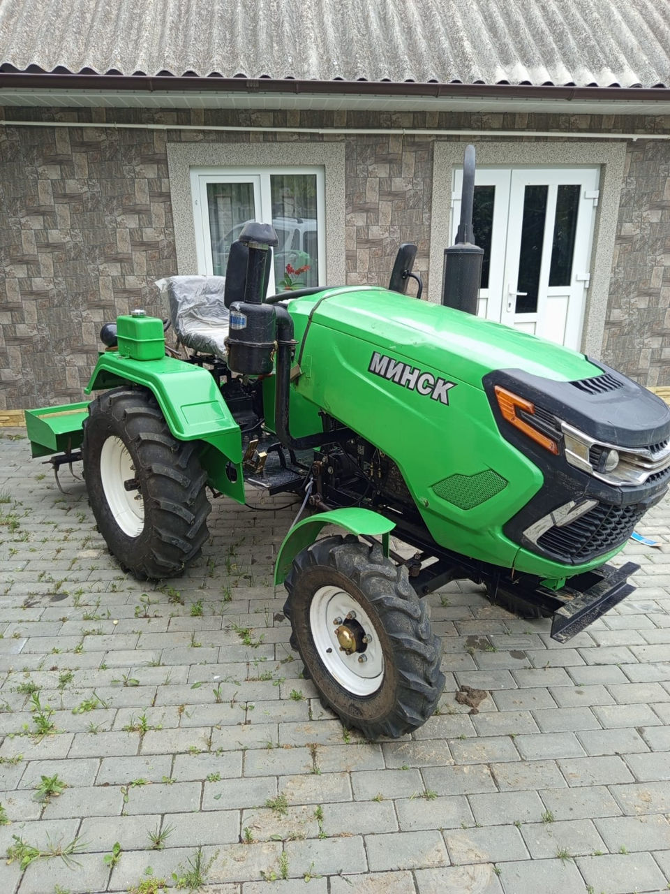 Vând tractor mini urgent