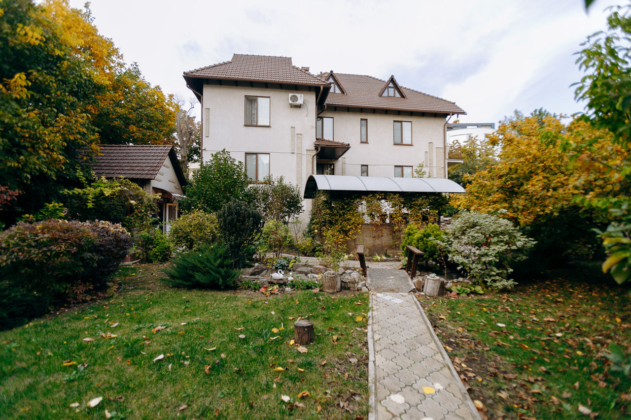 Casă în 3 nivele (Buiucani, Ion Pelivan, 17 ari / 303 m2)