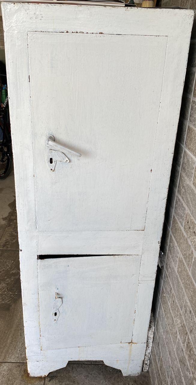 Safeu metalic cu pereți dubli.