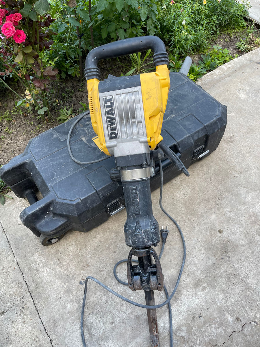 Vând ciocan demolator dewalt d25960k