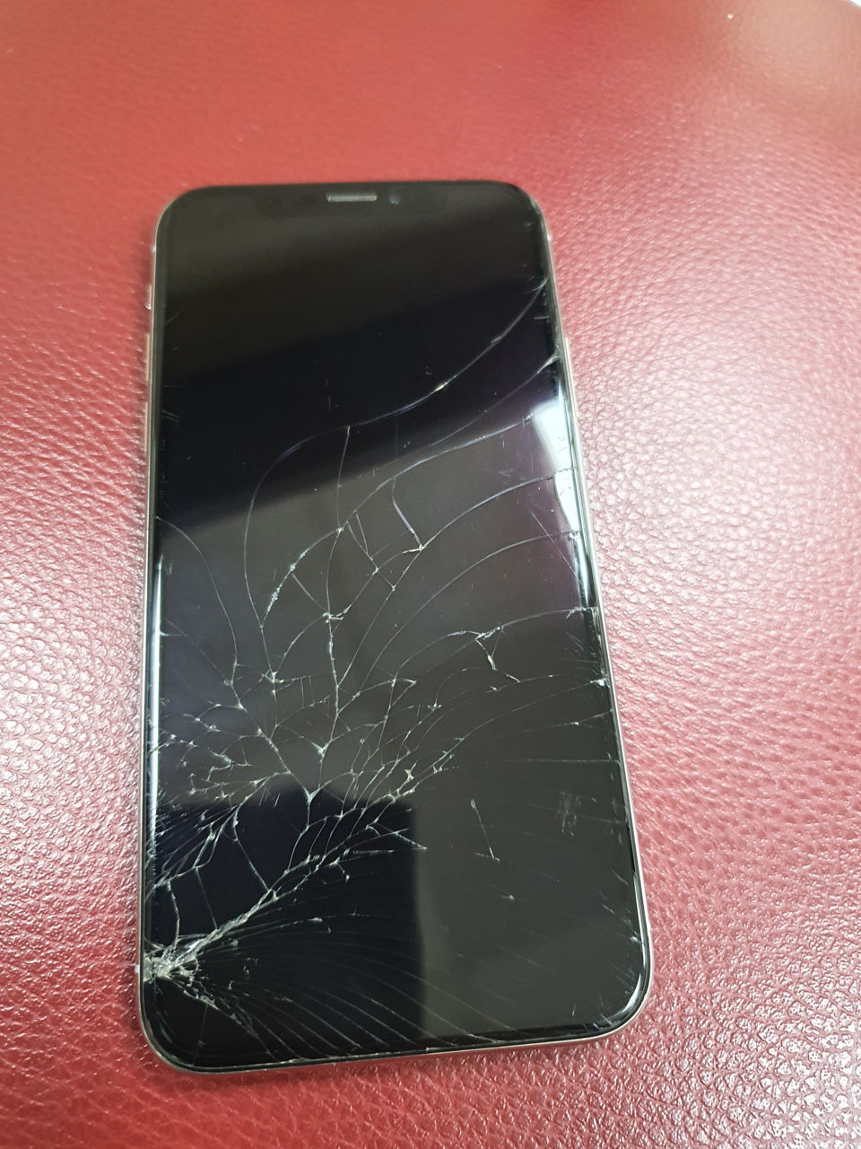 IPhone X 64Gb / 3000 Lei.