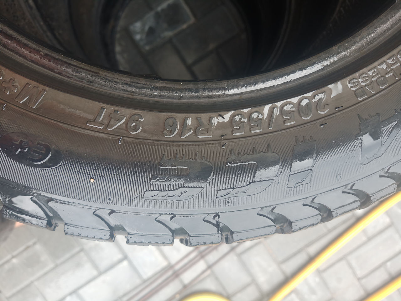 Pneuri la roți 205/55/16