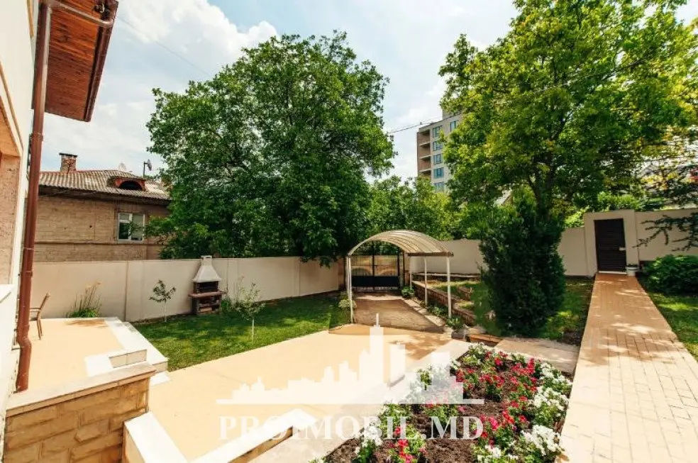 Chirie! Casă În 2 Nivele, Sect. Buiucani, 300 Mp + 6 Ari!