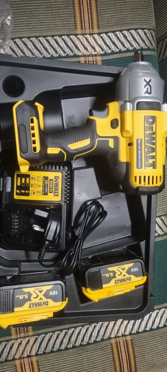 Гайковёрт DEWALT DCF 900 с 2 батареями на 5 ампер, зарядное и кейс