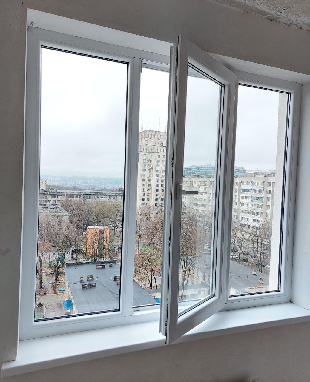 3 Ferestre PVC, la mâna a doua, 2400 l/bucata