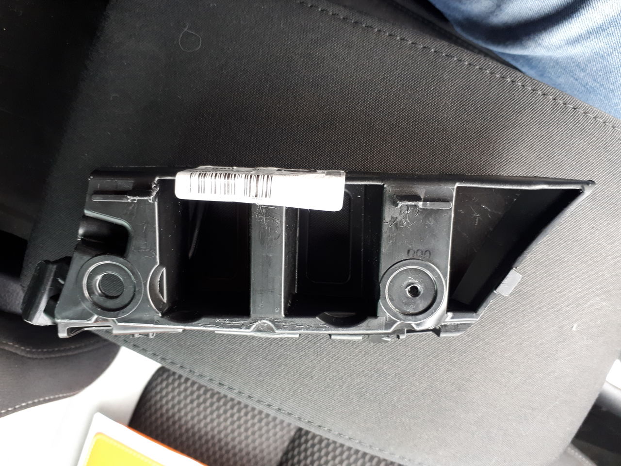 Кронштейн бампера правый передний Tiguan 5n0807184b