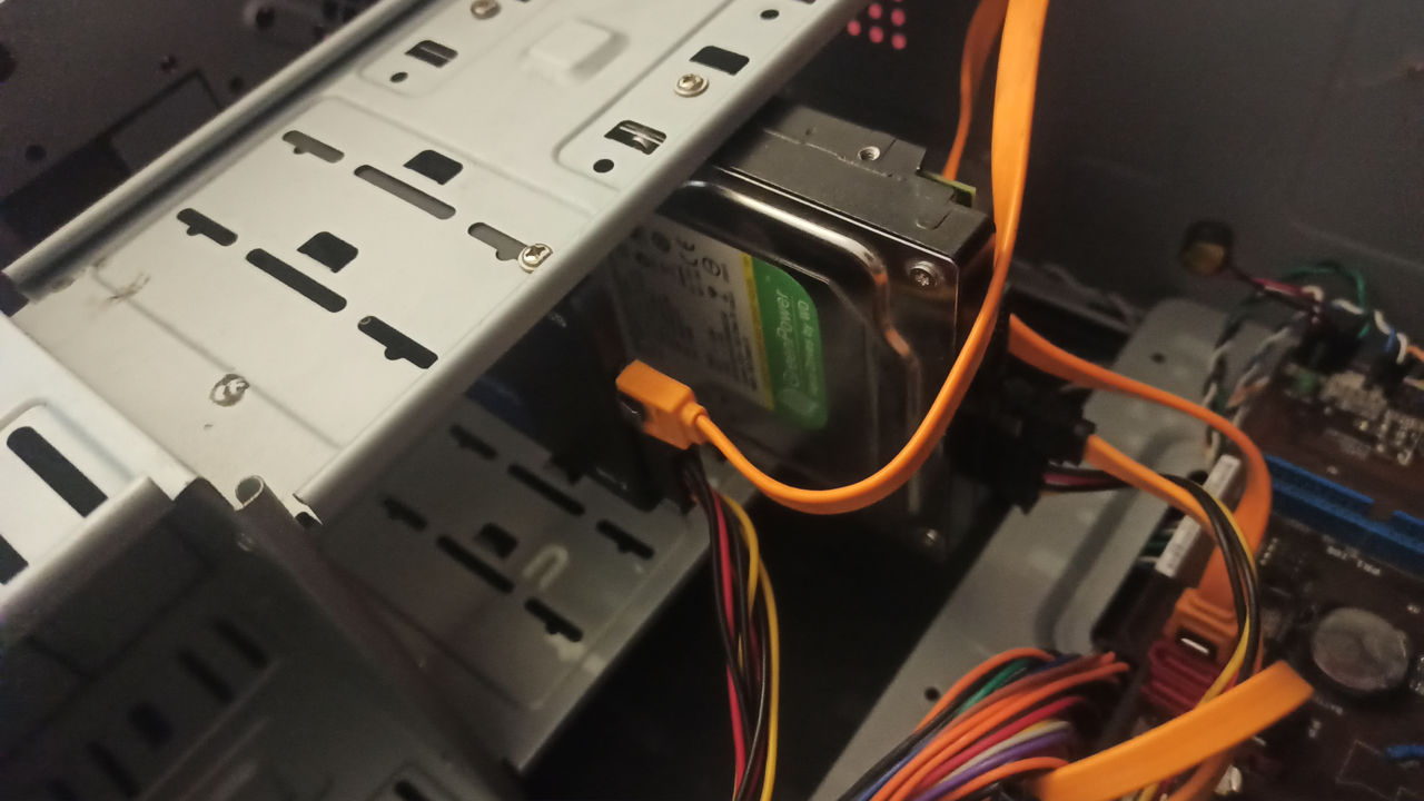 4 Ядра, Оперативка 8 Гб, Видео 1 Гб, SSD 120, HDD 500,