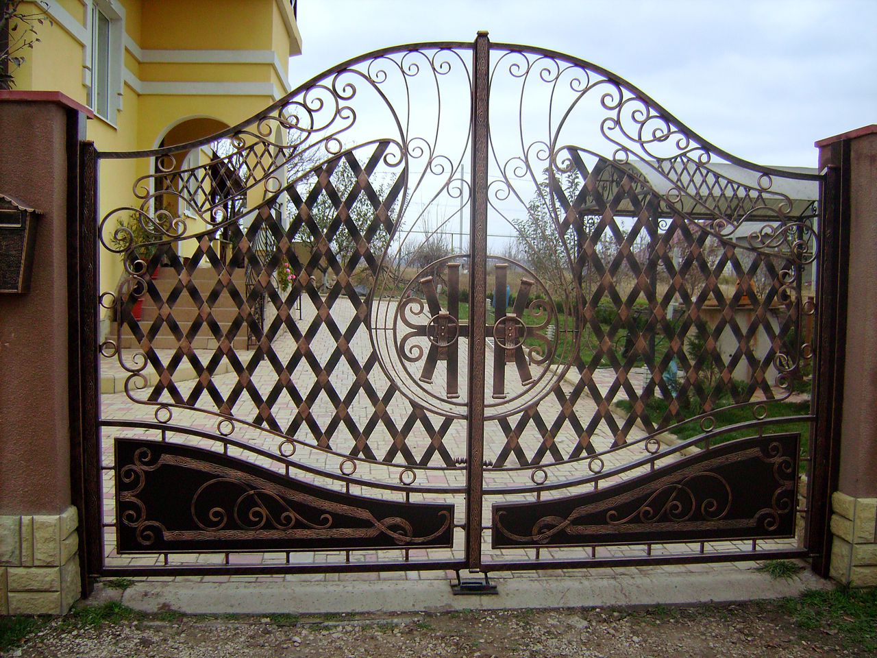 Porti, garduri, perile, copertine, grilaje din metal forjat