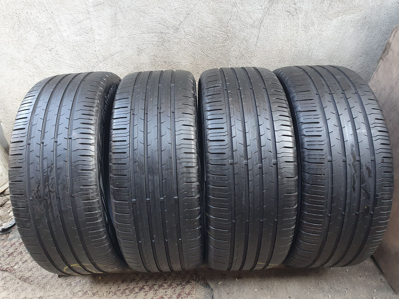 235/55/ R19- Continental.