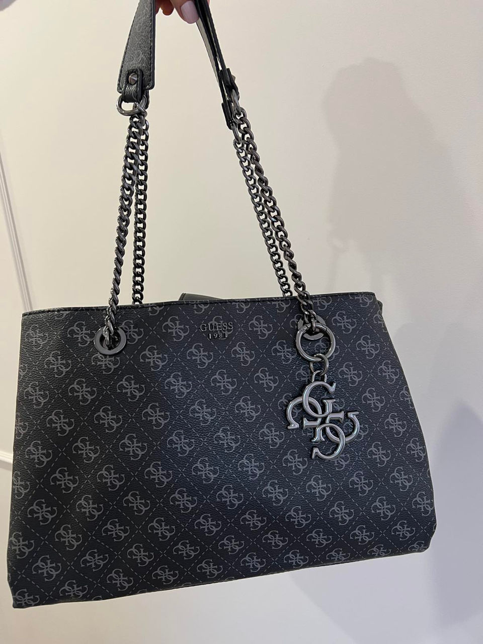 Vind geanta în stare ideala! Firma Guess!