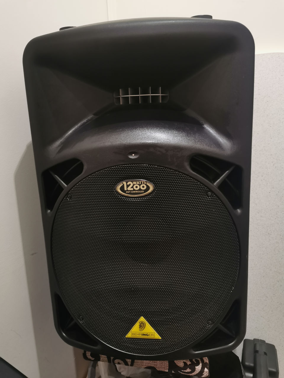 O boxă Behringer B-815 neo activă