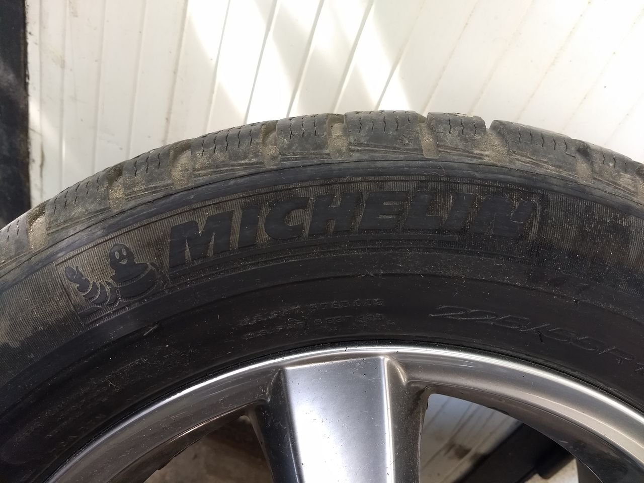 Set din patru roți cu Jante Volvo R16 echipate cu pneuri Michelin 225 ...