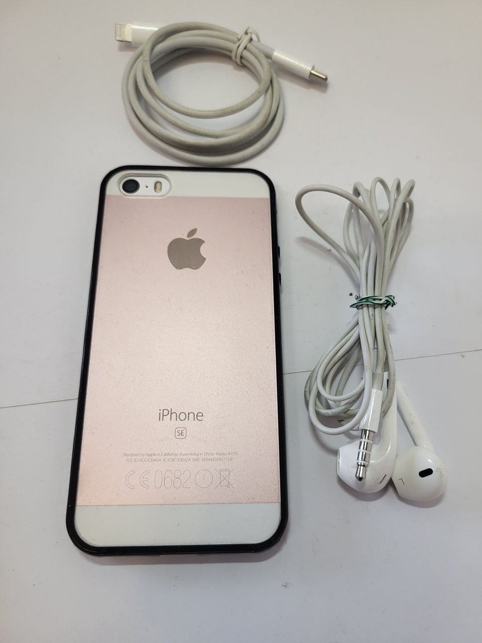 se vinde Iphone SE 64Gb rose ca nou