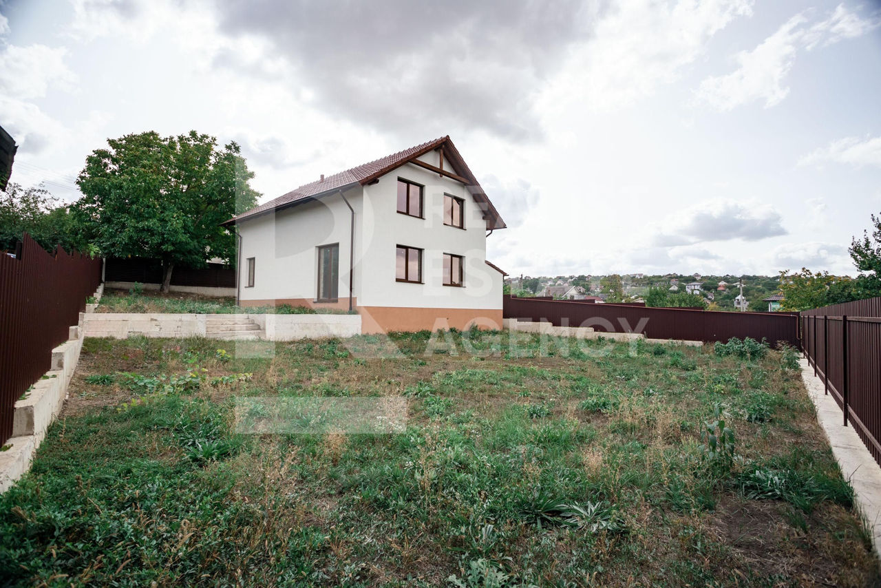 Vânzare - casă în 2 nivele, 145 mp + 6 ari, regiunea Mugurel, Dumbrava