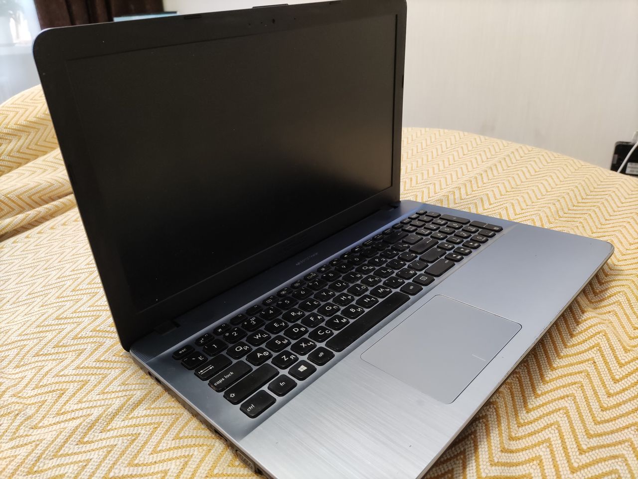 ASUS I5-7200U, GeForce GT 920m (2gb), RAM 12 GB