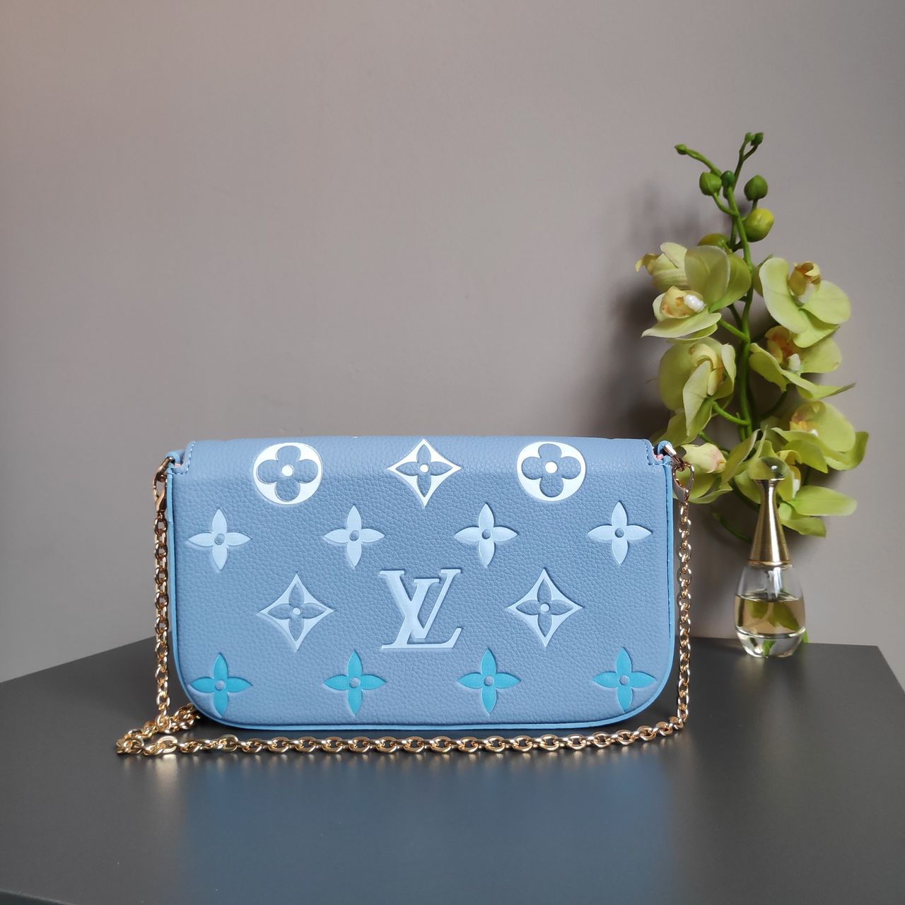 Geanta Louis Vuitton . Piele ecologică.