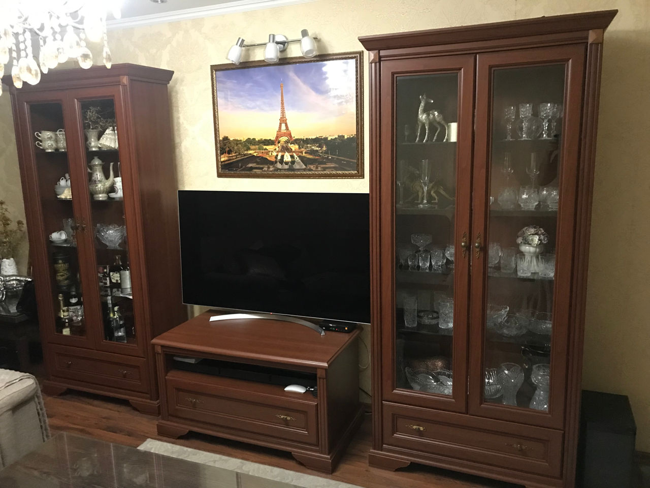 Стенка витрина и комод в гостинную