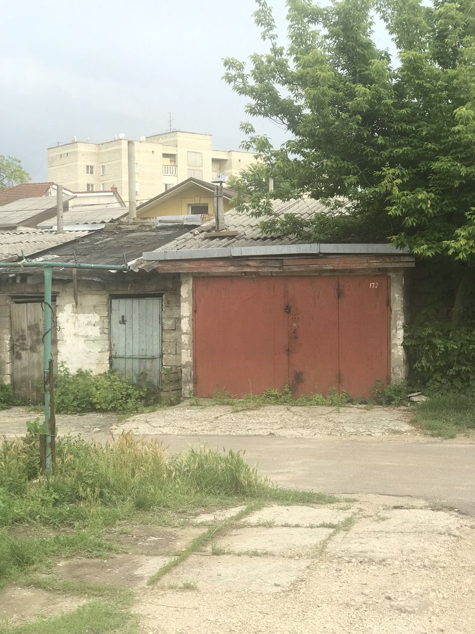 Se vinde garaj + beci