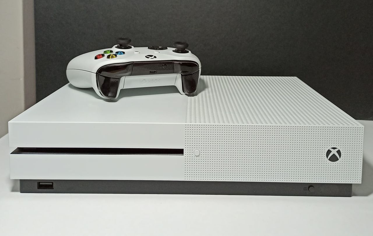 Xbox One S 500 + 10 игр