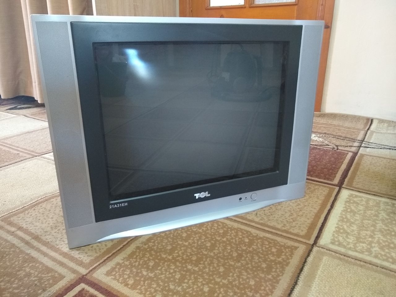 vind televizor 54 cm TCL 350 lei