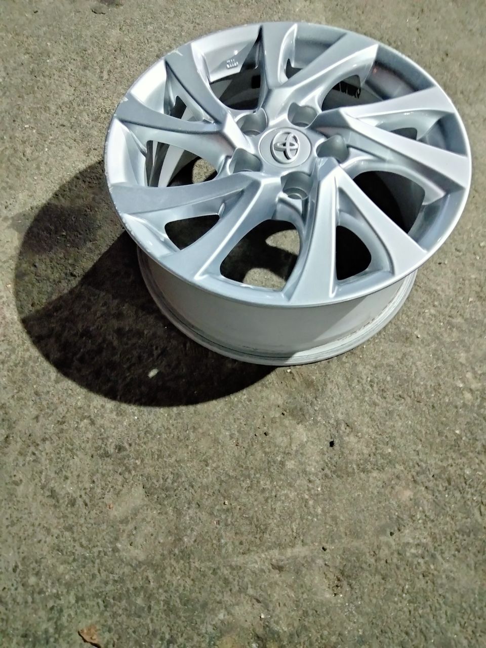Discuri Toyota R16 Și două cauciucuri Preț accesibil