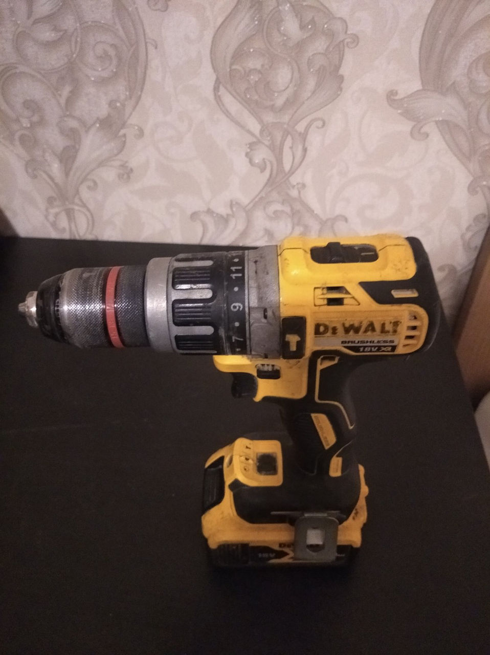 Аккумуляторная ударная дрель-шуруповерт DeWALT DCD796