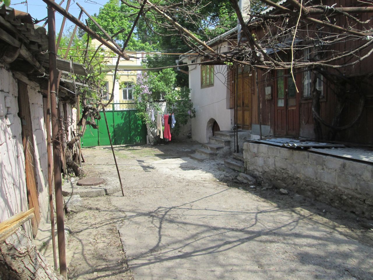 На земле. 200 м от ул. Пушкина. 50 м2. Автономка. 2 сарая, место для гаража