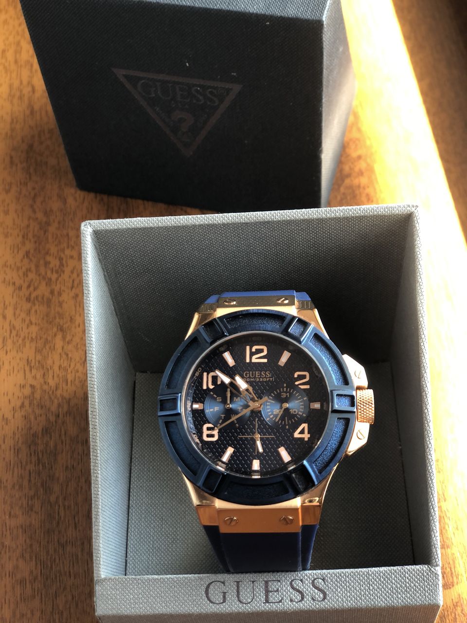 Часы Guess