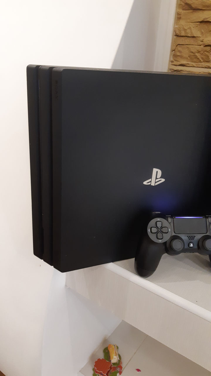 Se vinde Playstation 4 Pro în stare ideală.