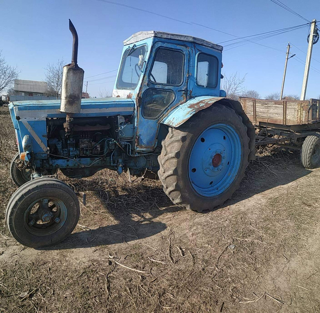 Se vinde tractor, remorcă.