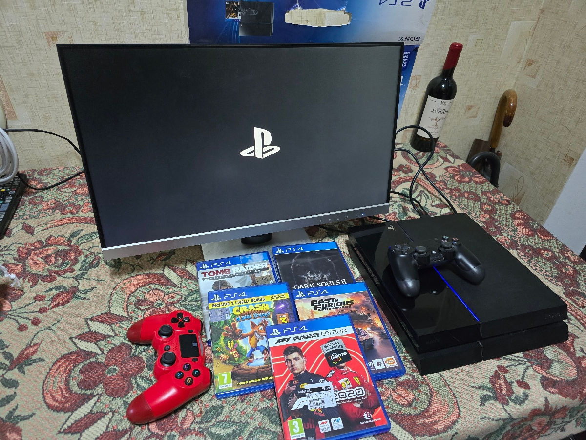 Sony Play Station 4 in cutie ideal, 2 Jystick-URI, 5 Jocuri