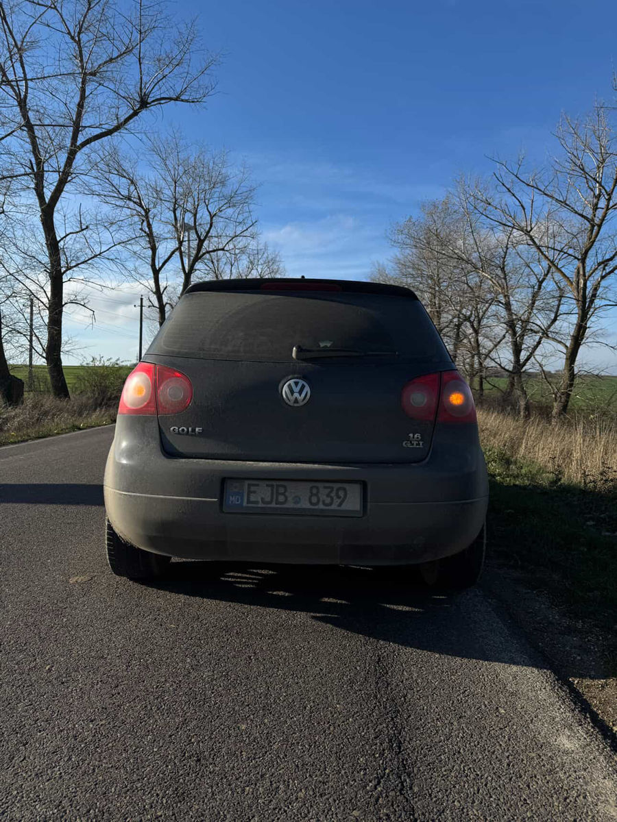 Volkswagen Golf an. 2005 cu rulaj 552 km, Benzină, 5000