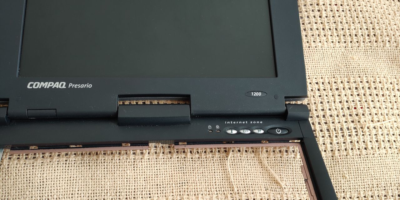 se vinde ecran compaq presario 1200 12.1 in