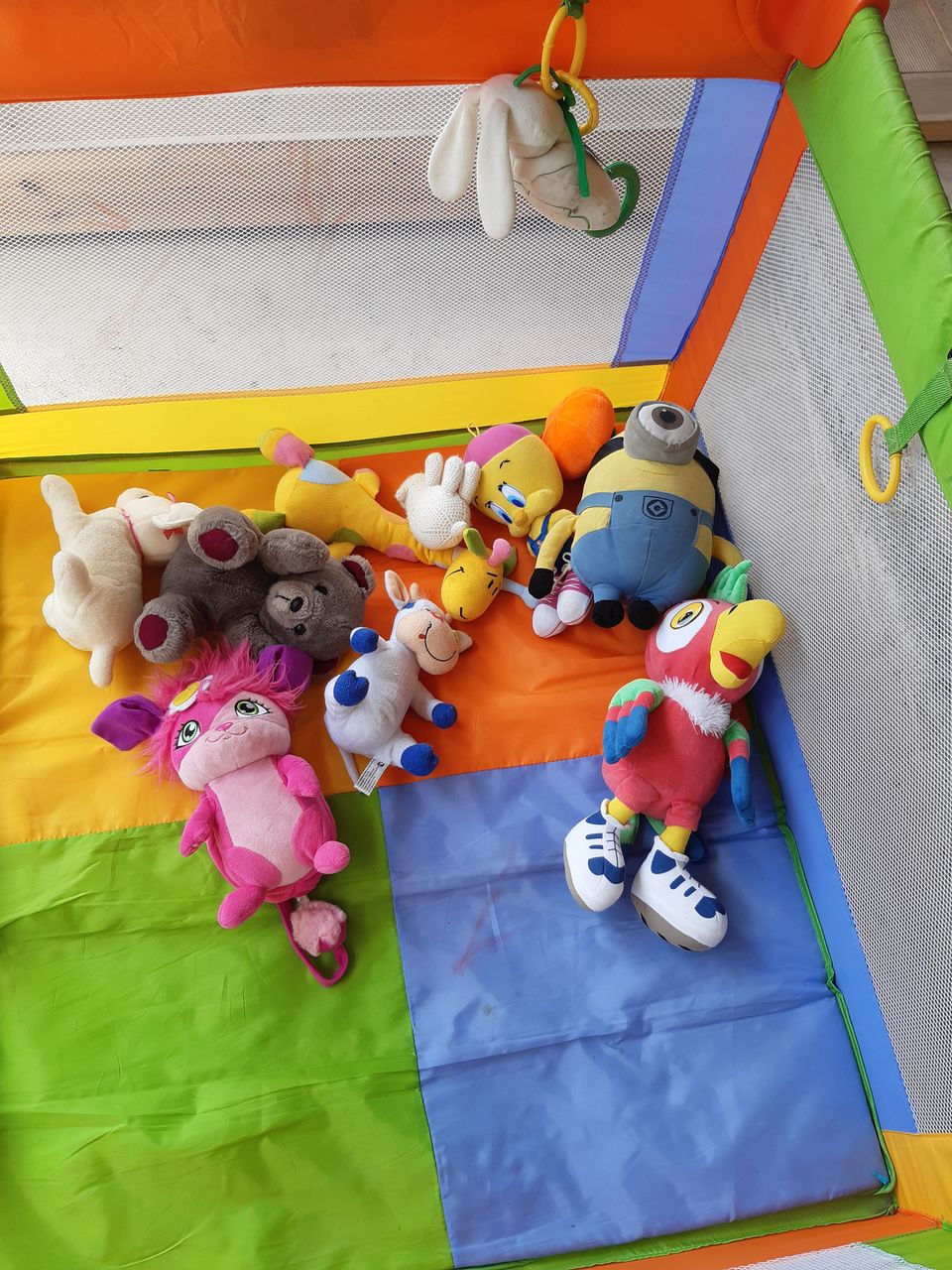 Jucării, manej, chinguru, scrânciob și hăinuțe în dar.