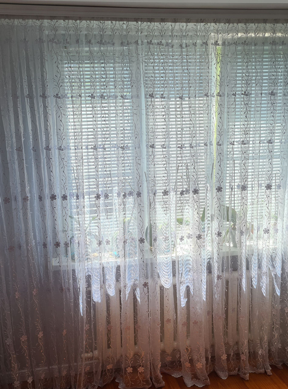 Vind draperie la geam