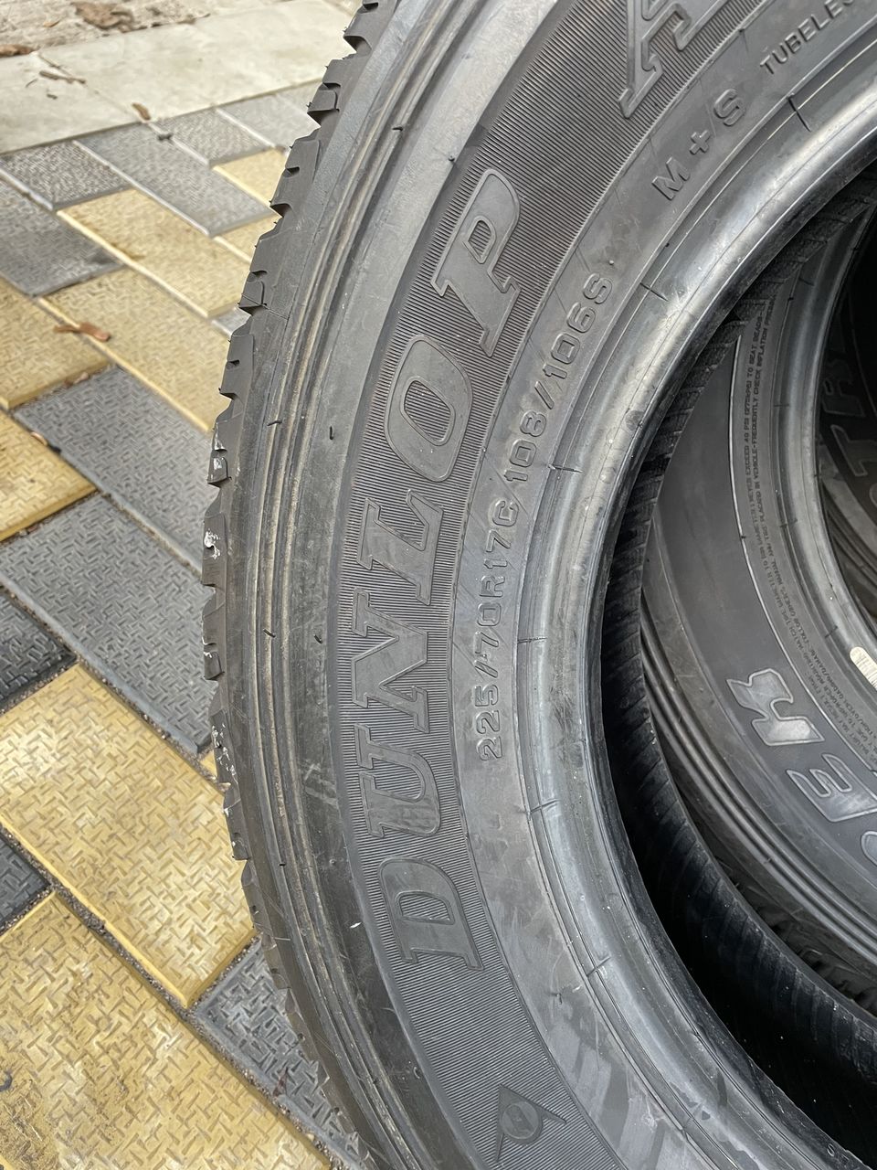 Dunlop Nou! R17 C 225/70
