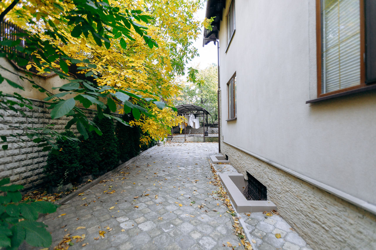 Casă în 3 nivele (Buiucani, Ion Pelivan, 17 ari / 303 m2)