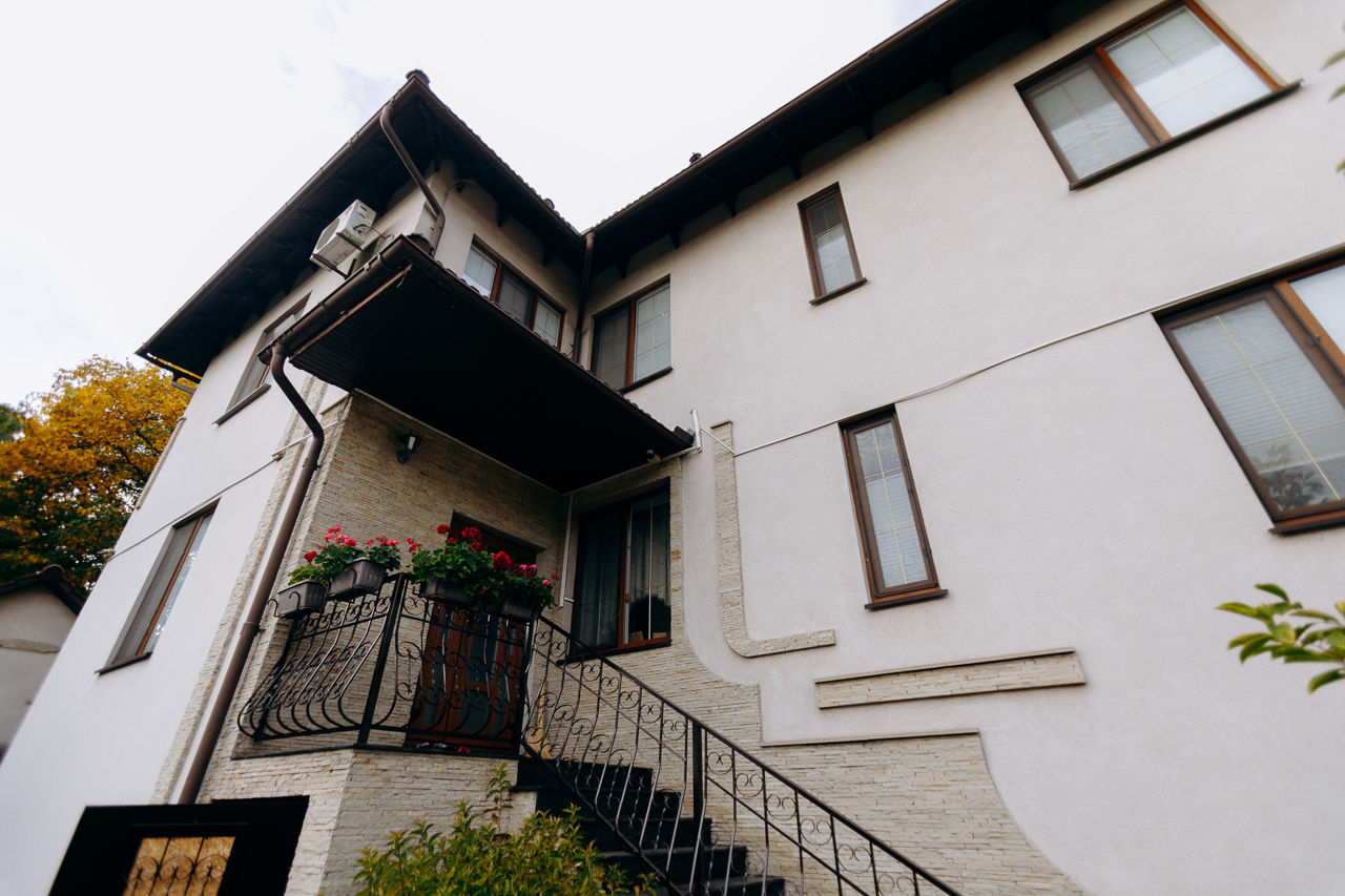 Casă în 3 nivele (Buiucani, Ion Pelivan, 17 ari / 303 m2)