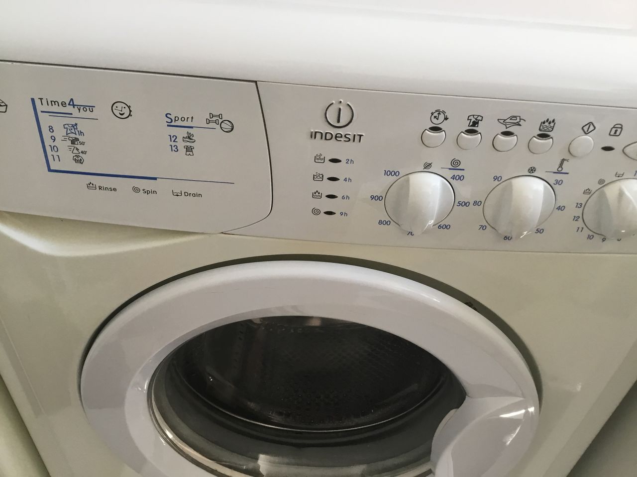 Indesit - 1200 лей . Работает отлично. Узкая. На 5 кг.