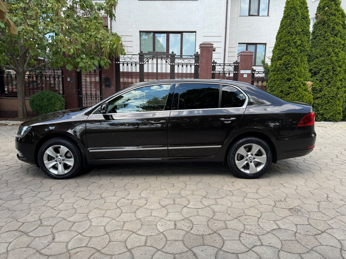 Skoda Superb an. 2015 cu rulaj 190000 km, Benzină, 10500