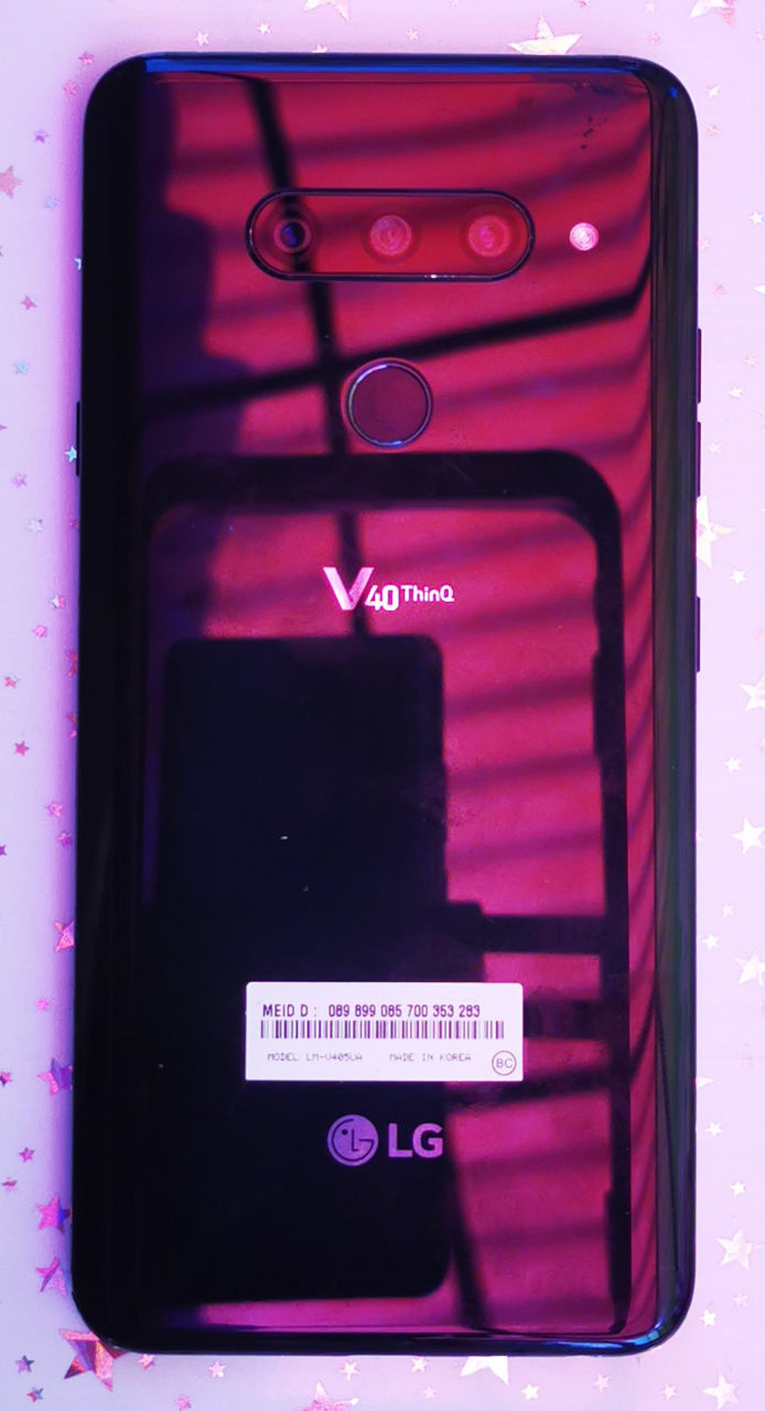 Продам черный смартфон LG V40