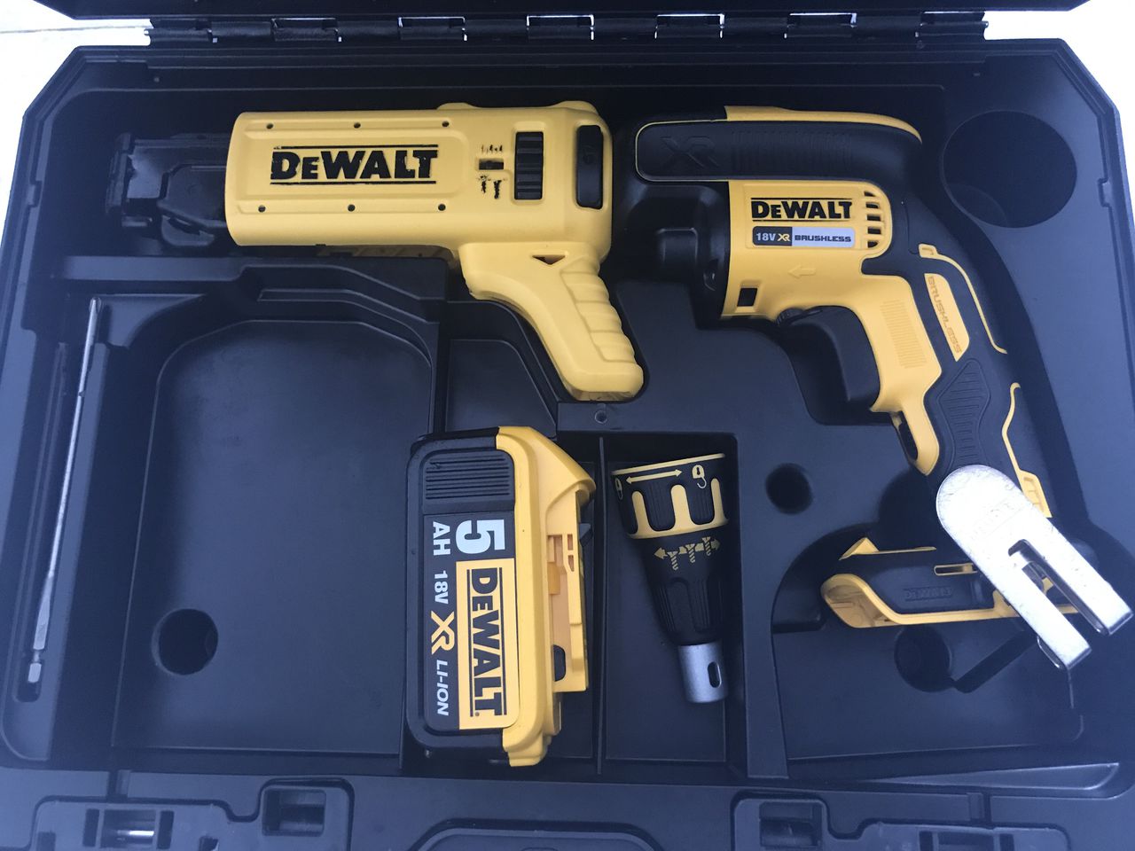 Шуруповерт по гипсокартону Dewalt DCF620