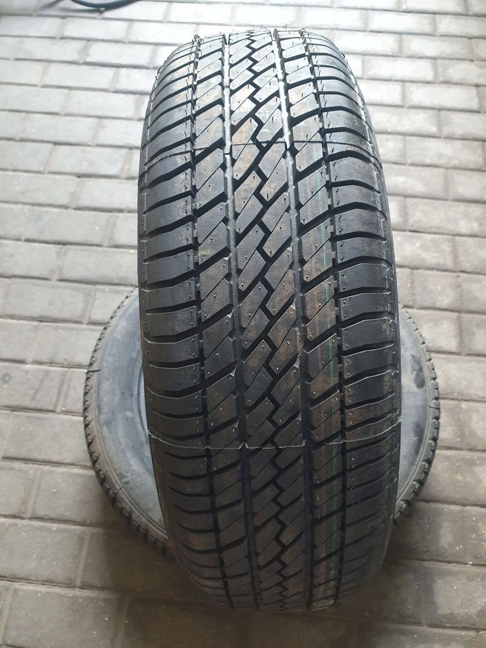 195/65/ R15- Goodyear.