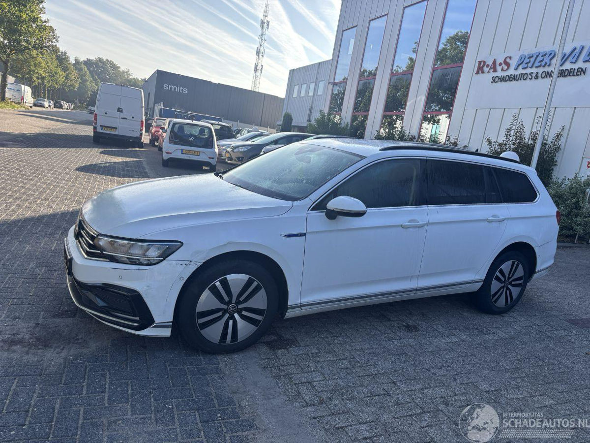 Volkswagen Passat an. 2020 cu rulaj 200 km, Plug-in Hybrid (benzină ...