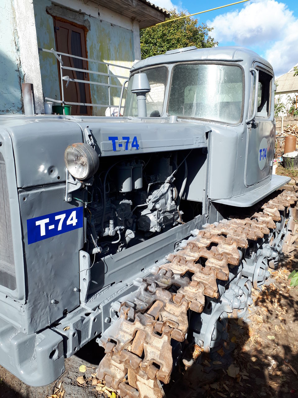 se vinde tractor t74 cu plug tractorul e în stare foarte bună are și acte