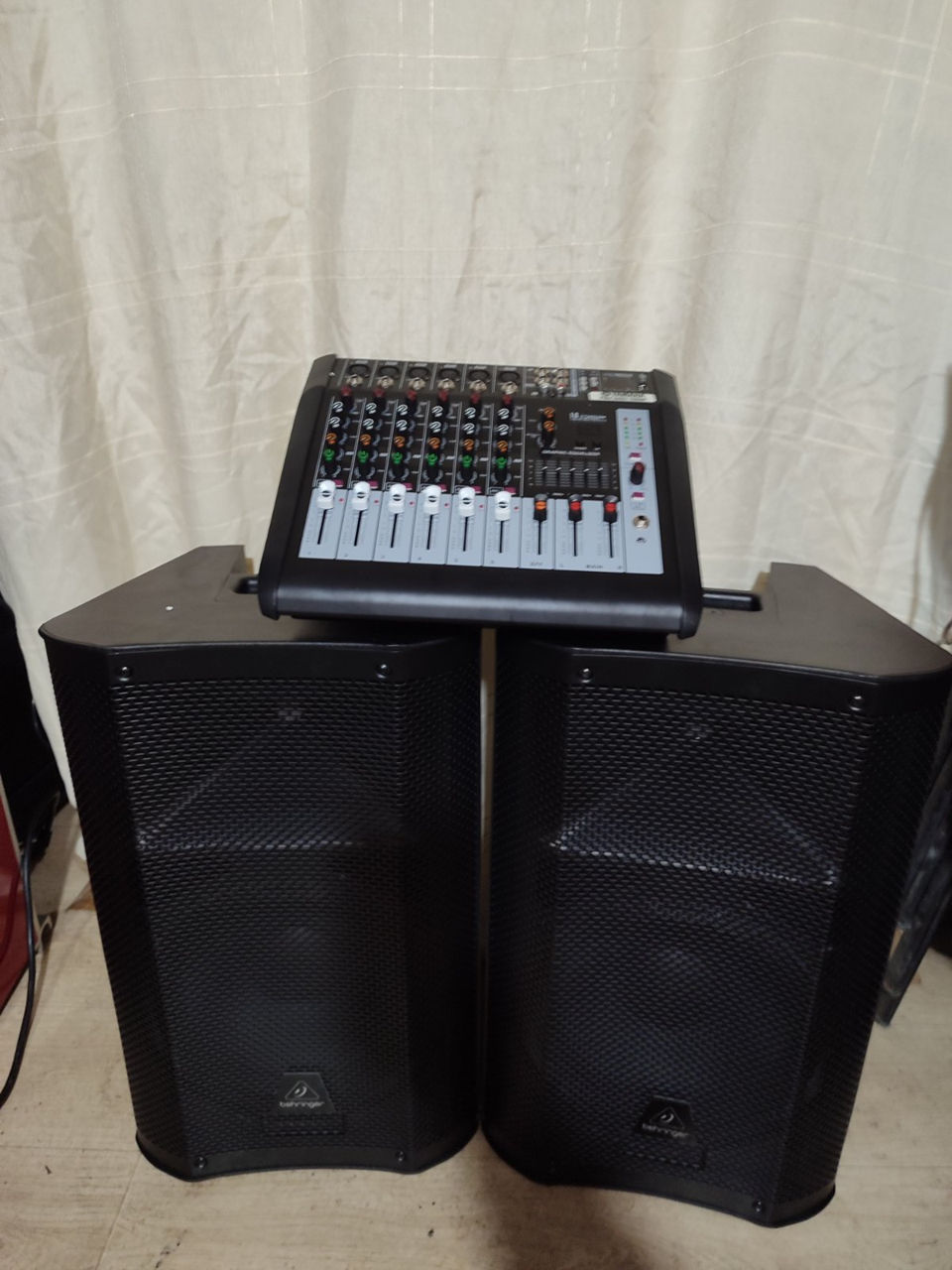 Set muzical boxe , mixer amplificator , microfon Flash-uri, Bluetooth ...