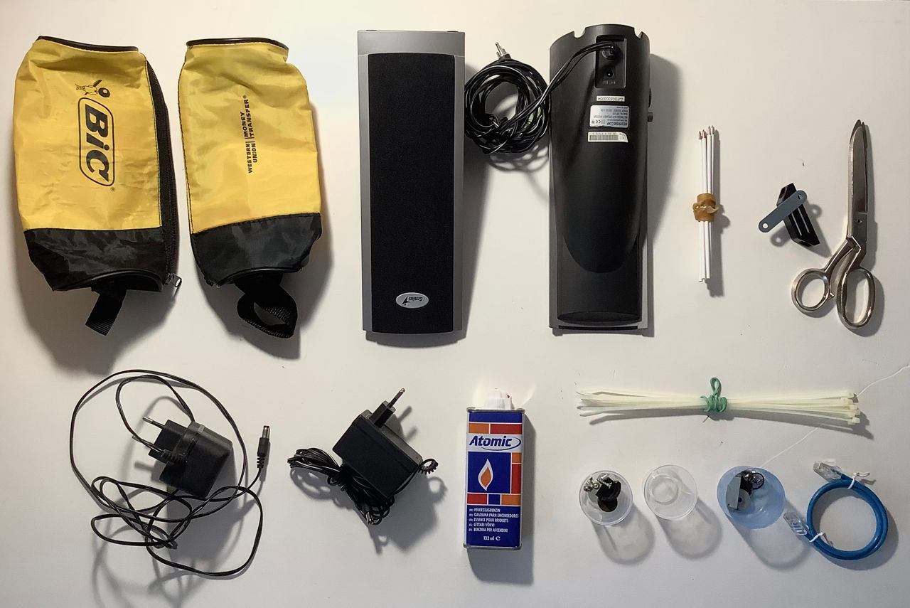 300 lucruri vechi - boxe, cabluri, încărcătoare, un telefon, scule de ...