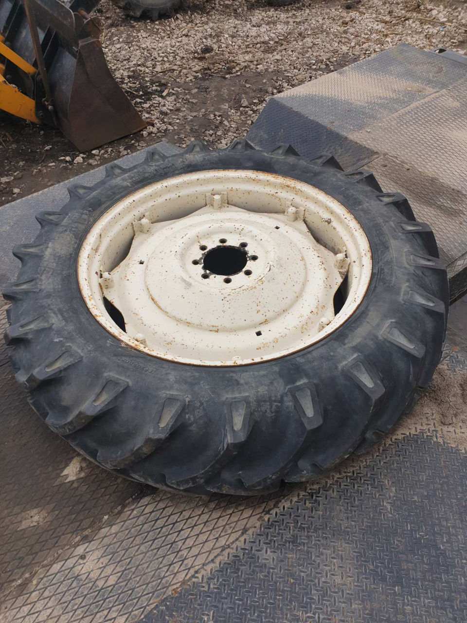 Se vinde.. două anvelope cu tot cu discuri